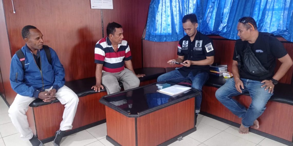 Imigrasi Sorong Lakukan Pemeriksaan Keimigrasian pada Keberangkatan Alat Angkut LCT Best Star ...