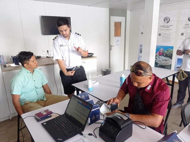 Jaga Kedaulatan Negara, Imigrasi Sorong Lakukan Pemeriksaan Keimigrasian Awak Alat Angkut MV ...